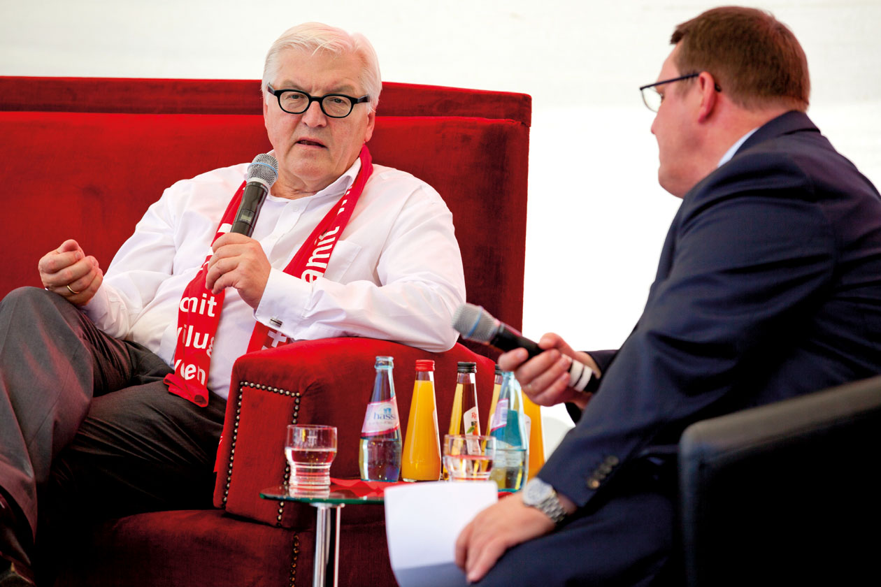 Hauptgewinn: Das „Rote Sofa“ | Evangelische Zeitung