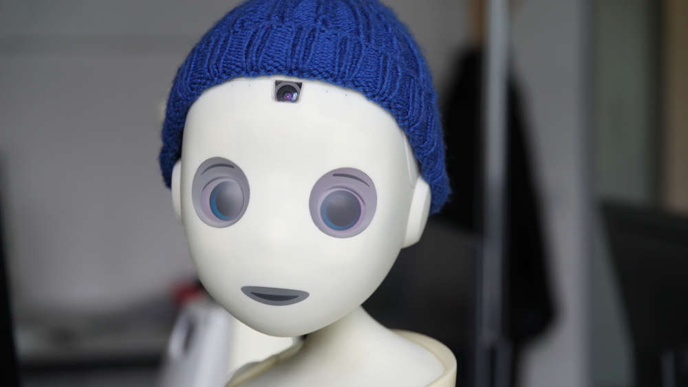 Soziale Roboter: Mit Künstlicher Intelligenz gegen den Fachkräftemangel ...