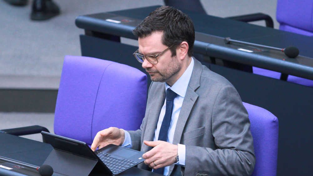 Fact-Checking-Day: Buschmann will KI-Fotos kennzeichnen | Evangelische ...