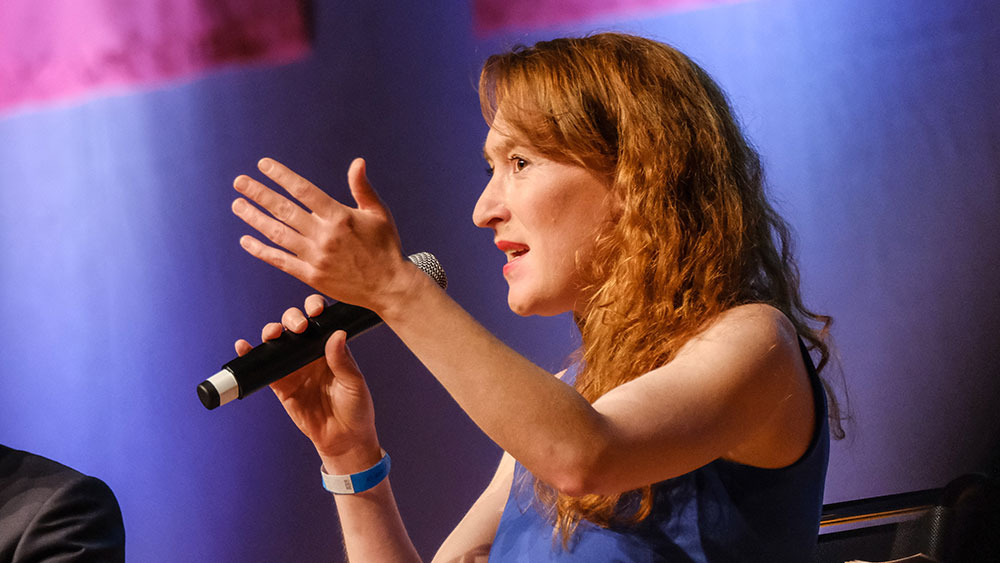 „Aufs Herz hören!“: Nora Bossong predigt beim CSD-Gottesdienst ...