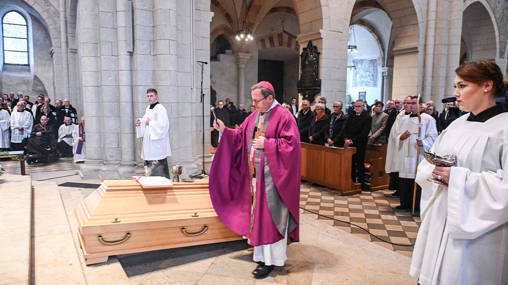 Altbischof Franz Kamphaus im Limburger Dom beigesetzt | Evangelische ...